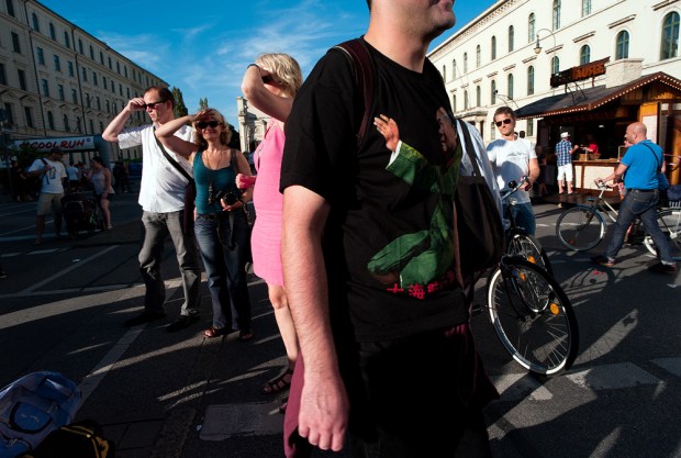 #1: MARIO CUIC – Munich Street Photographer | Leica Liker